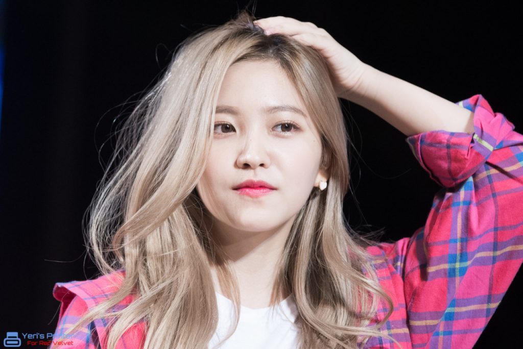 Yeri Red Velvet dengan Makeup dan Tanpa Makeup, Nggak Ada Pebedaan ...