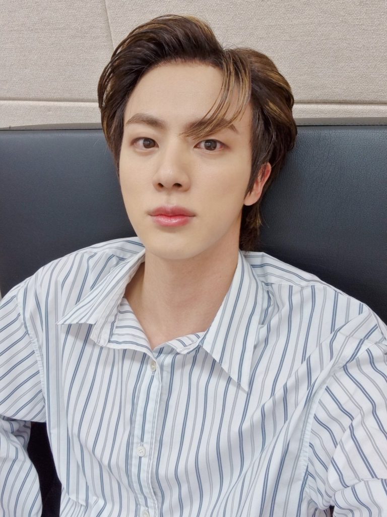 Jin BTS Posting Selca Baru, Kata 'Mas Ganteng' Jadi Trending Di Twitter ...